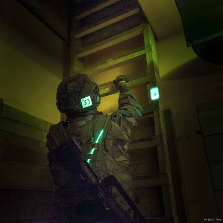 Fascia da braccio e contrassegno a forma di croce in legno